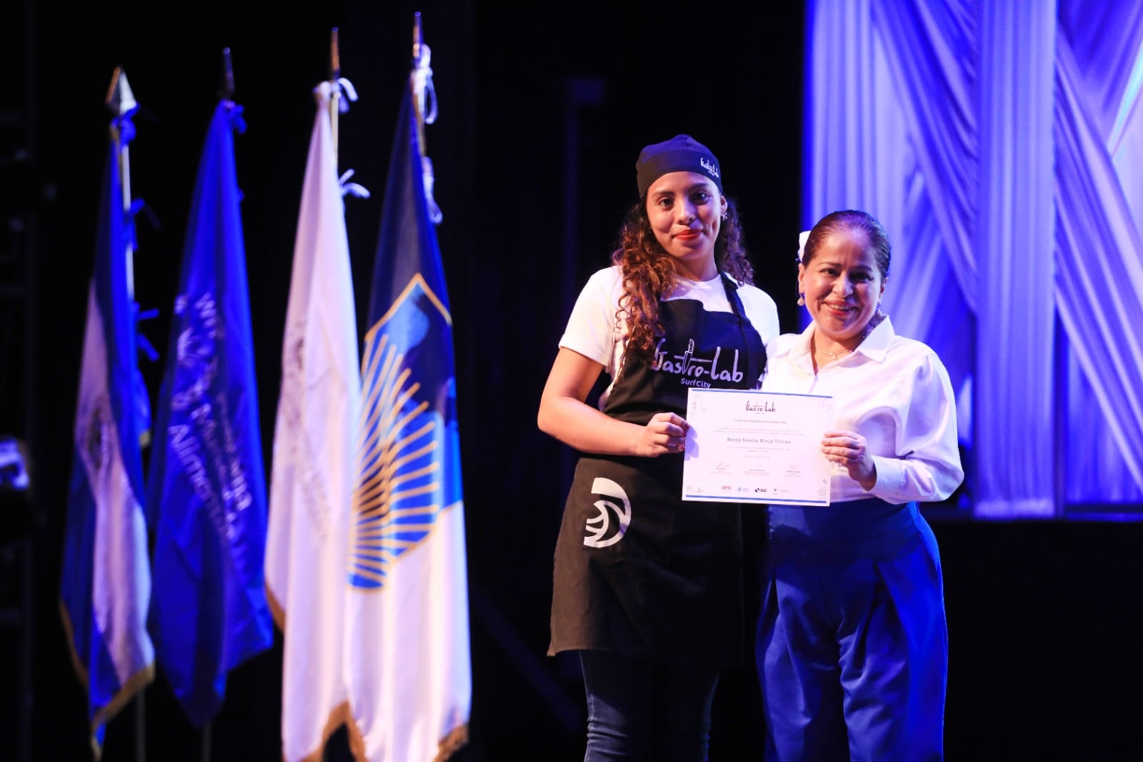 Más de 400 jóvenes salvadoreños se gradúan de Gastro-Lab Surf City ...