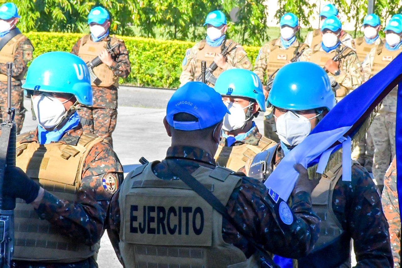 Defensa entrega Pabellón Nacional a comandantes en misión de rescate ...