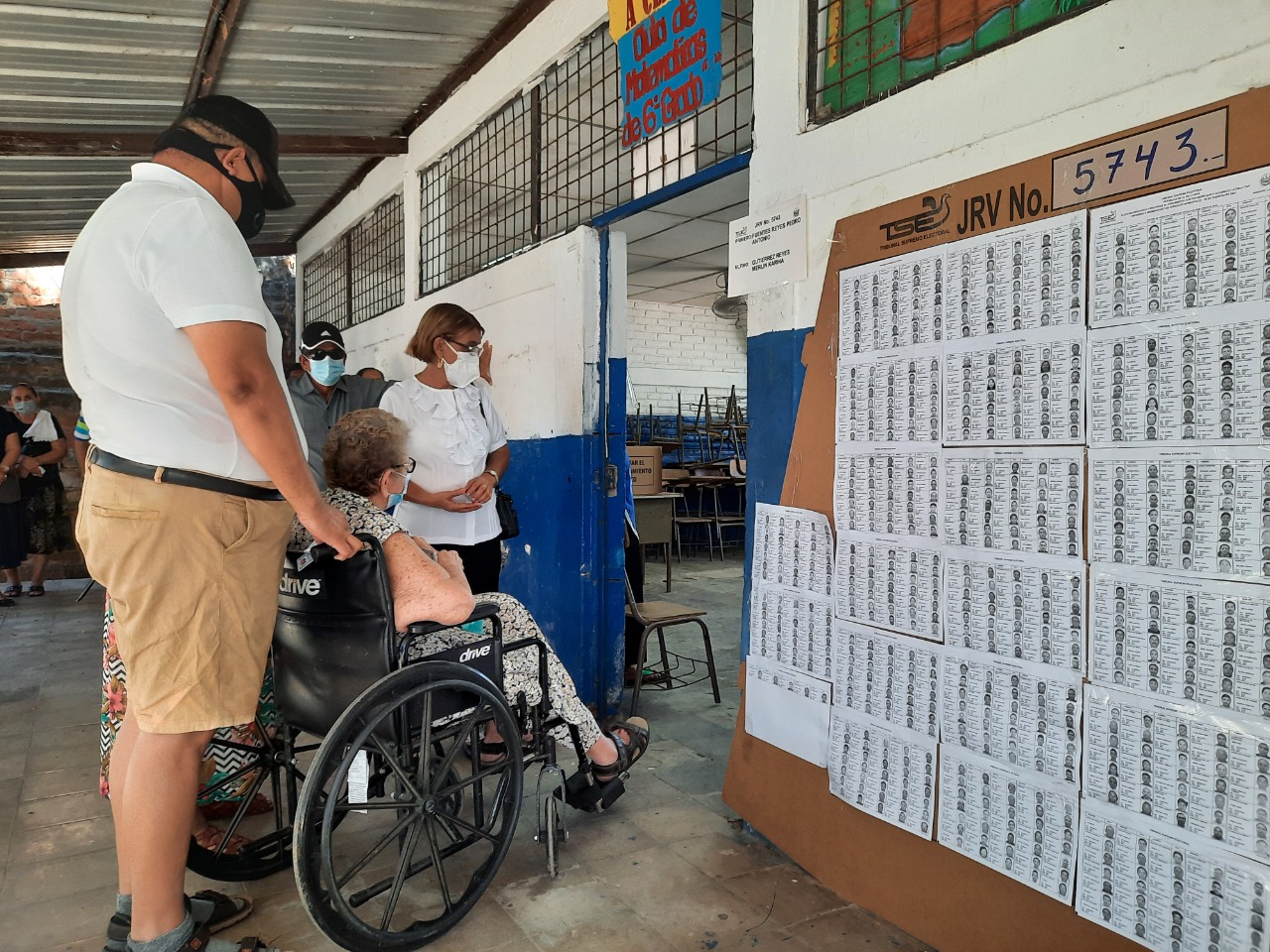 «A mi y por poco me botan», Flor Idalia Flores, persona con ...