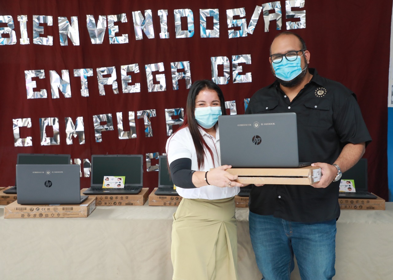 Gobierno de El Salvador entrega computadoras a estudiantes de ...