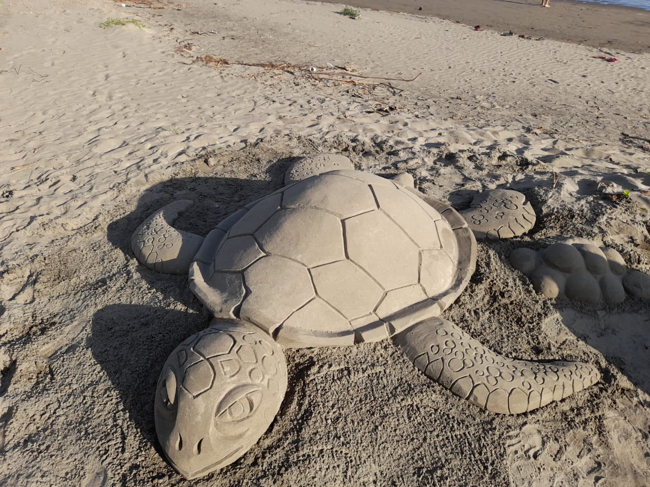 La escultura en arena que adorna la playa El Esteron de Intipucá ...