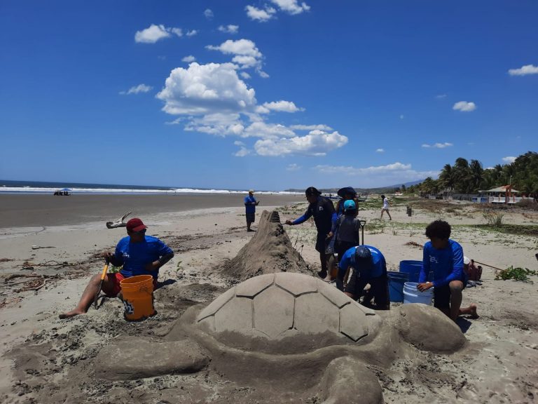La escultura en arena que adorna la playa El Esteron de Intipucá ...