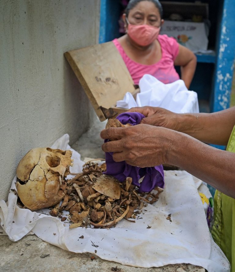 FOTOS: «Limpia de huesos», la tradición que habitantes de poblado maya ...