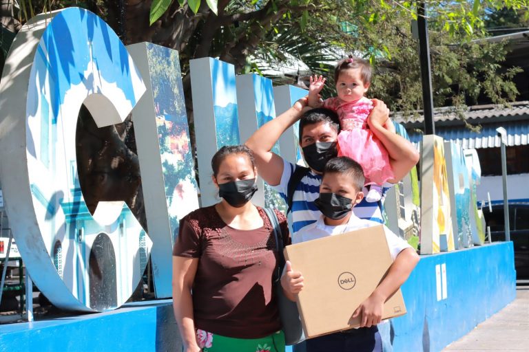 El Ministerio de Educación reinicia la entrega de computadoras a ...