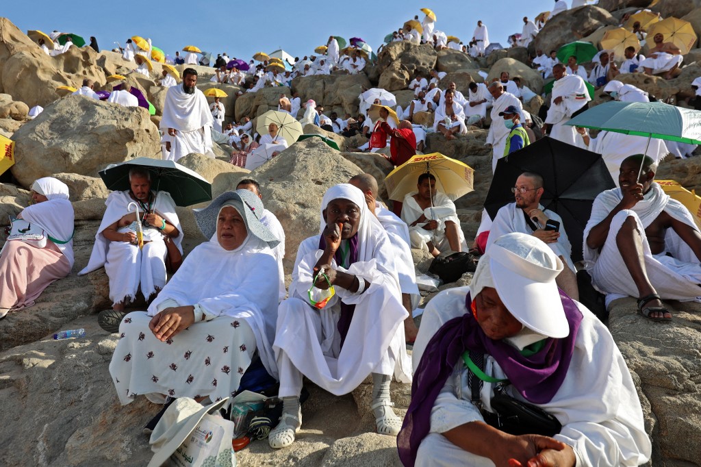 Miles de peregrinos suben al monte Arafat, climax del hach — Diario El ...