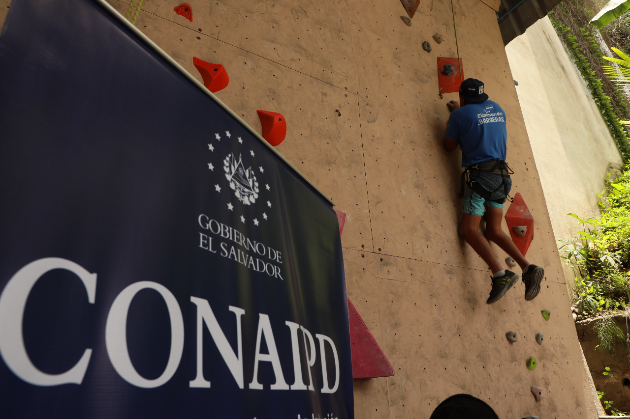 Escaladores volvieron a trepar el muro – Diario El Salvador