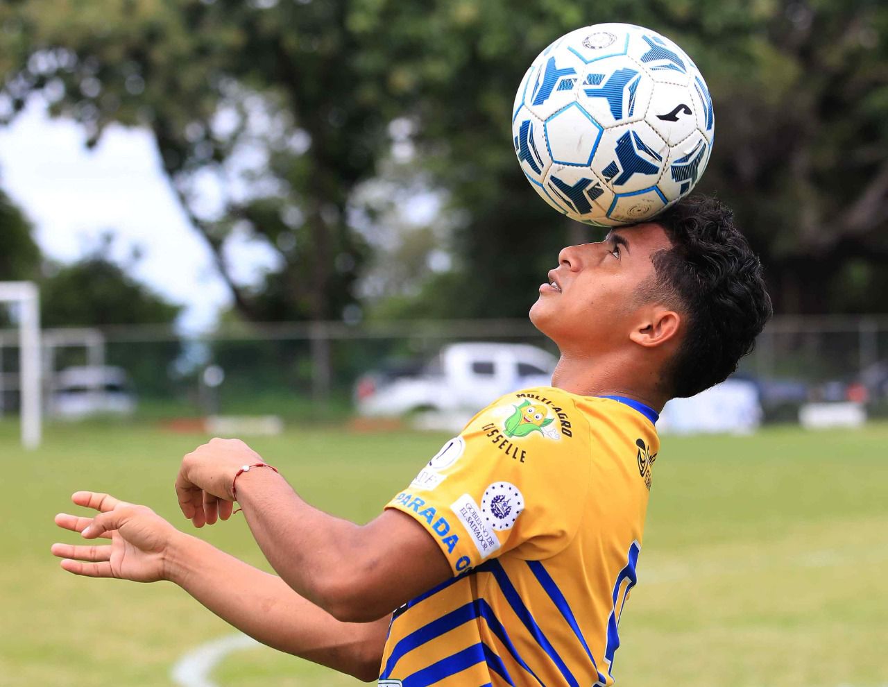 Érick Orellana, entre fútbol y la construcción – Diario El Salvador