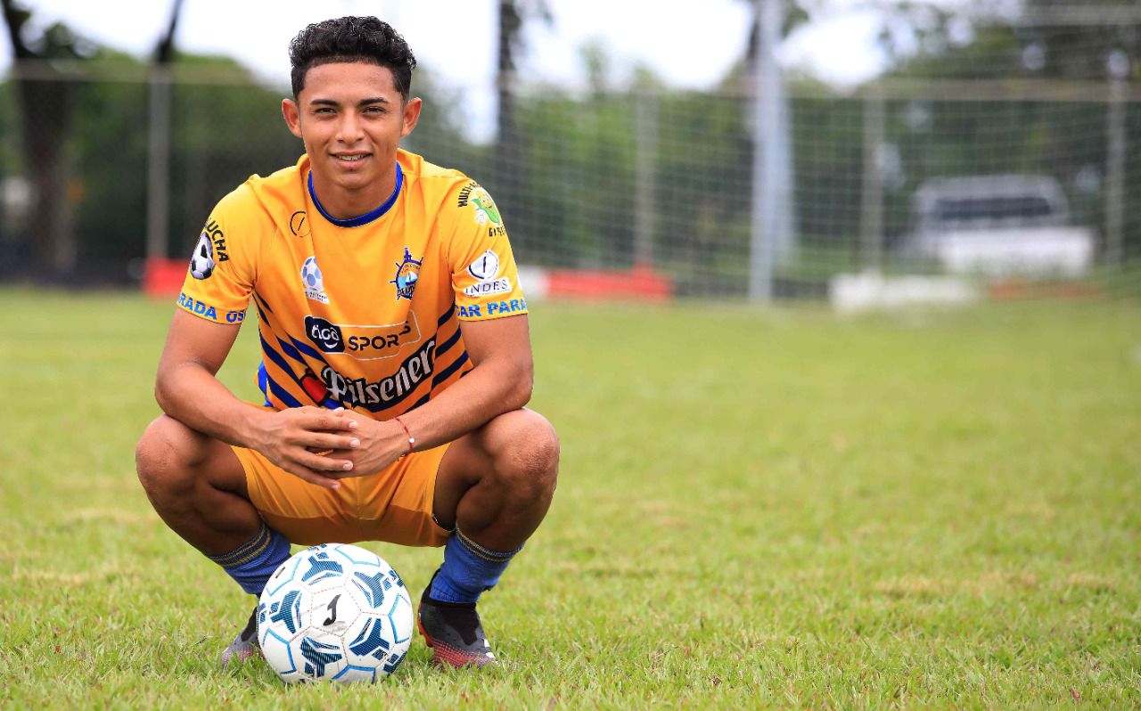 Érick Orellana, entre fútbol y la construcción – Diario El Salvador