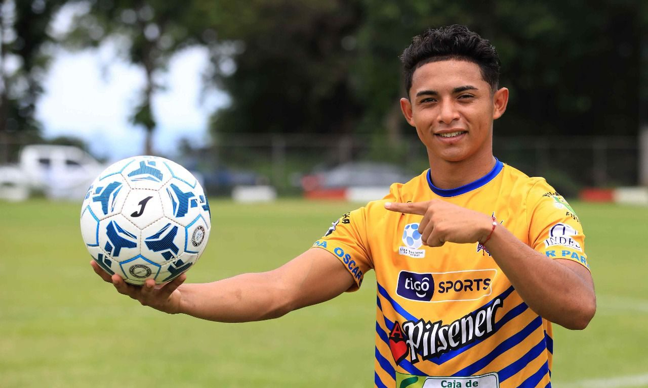 Érick Orellana, entre fútbol y la construcción – Diario El Salvador