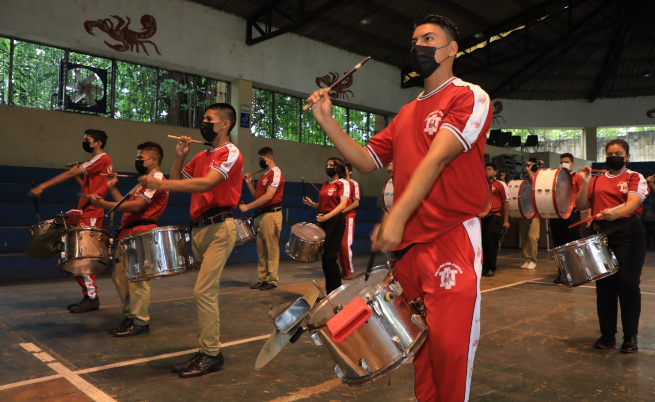 El encanto del alacrán: ¿Por qué las cachiporristas y la banda del ...