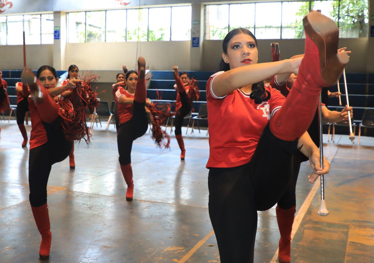 El encanto del alacrán: ¿Por qué las cachiporristas y la banda del ...