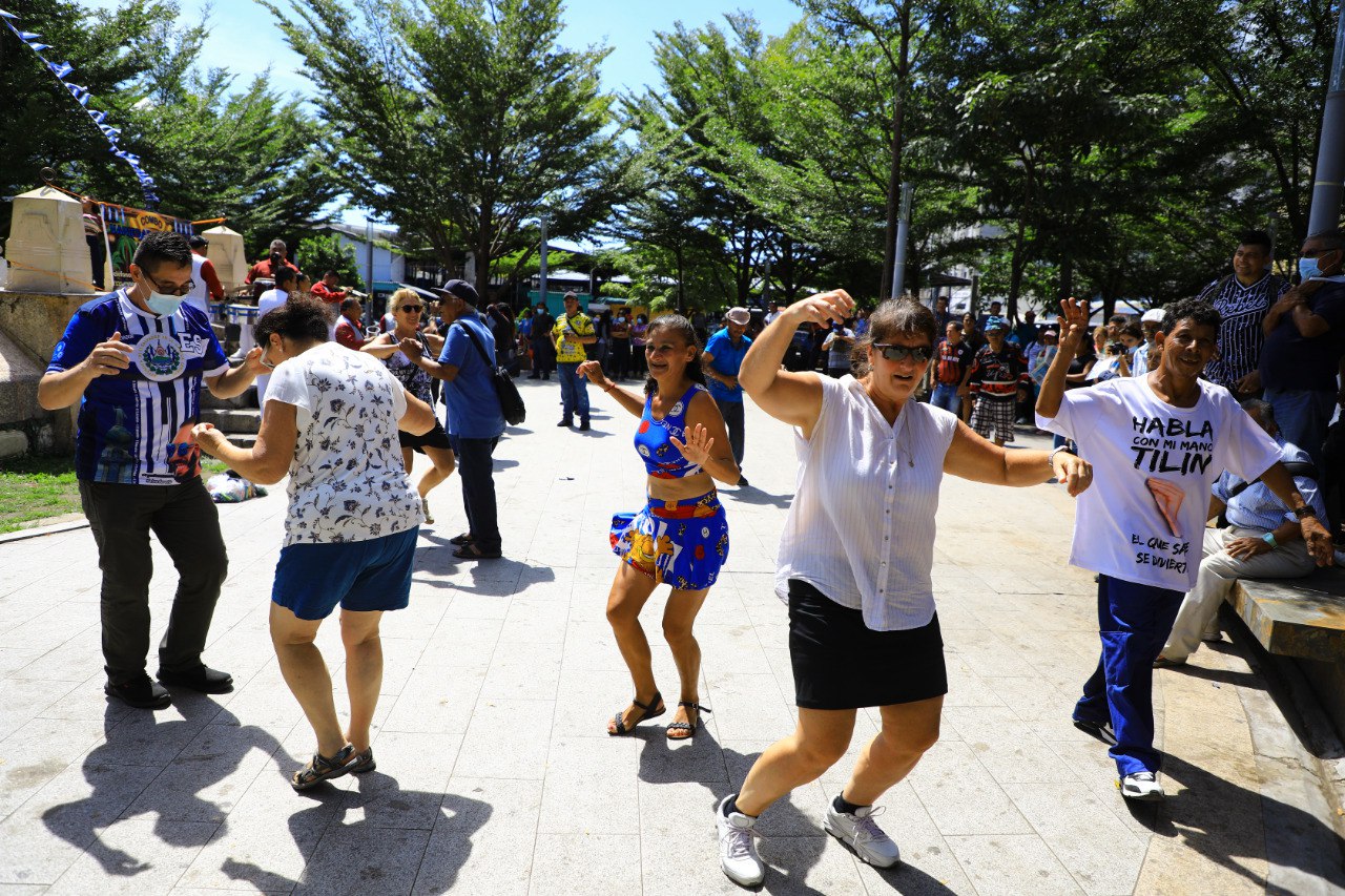 FOTOS | Así disfrutan los salvadoreños de SivArt en el centro histórico ...