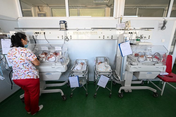 ROMANIA-UN-POPULATION-MATERNITY-PHOTO ESSAY-EARTH-8 BILLION – Diario El ...