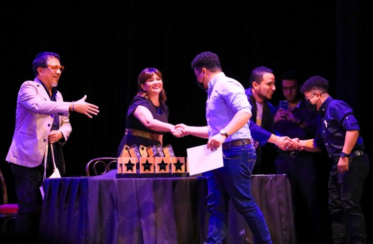 El futuro del cine salvadoreño es premiado en una noche de gala por ...