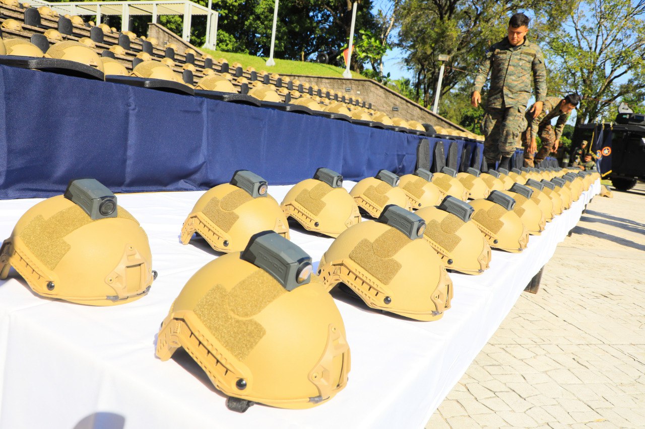 Ministro de Defensa entrega más de 3,000 equipos de protección a la ...