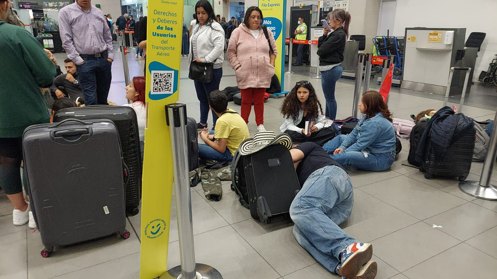 Cientos de pasajeros varados en Colombia y Perú por crisis de aerolínea ...