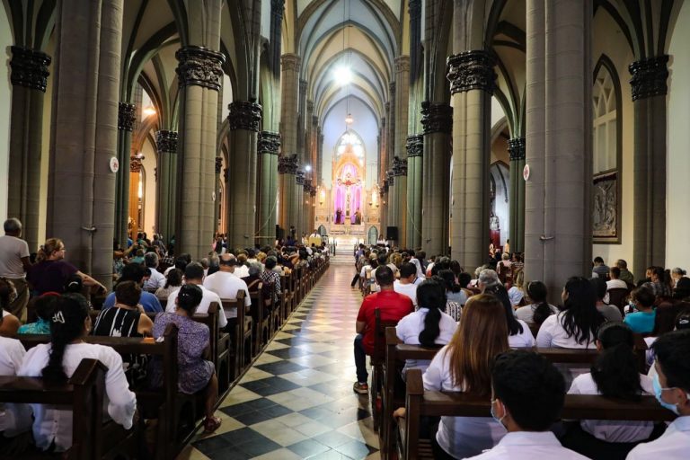 Feligreses de la iglesia El Calvario celebran misa de la Cena del Señor ...