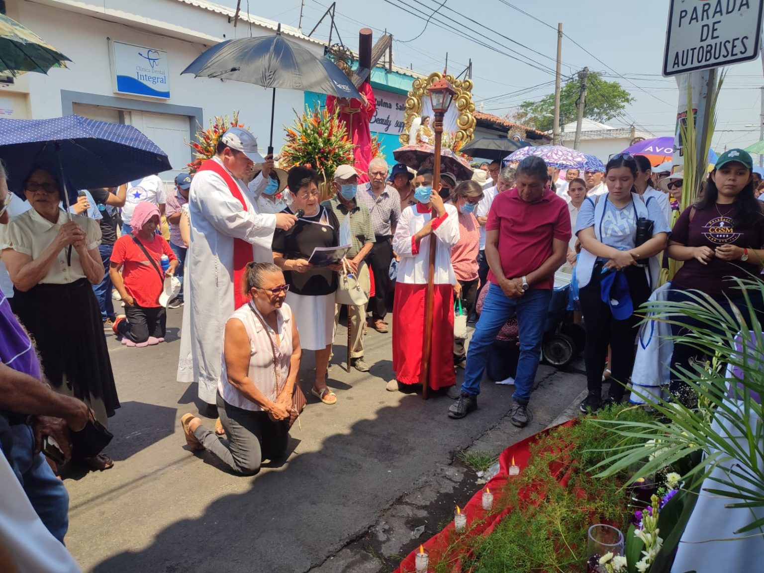 Católicos migueleños participan en el Vía Crucis por el centro de la ...