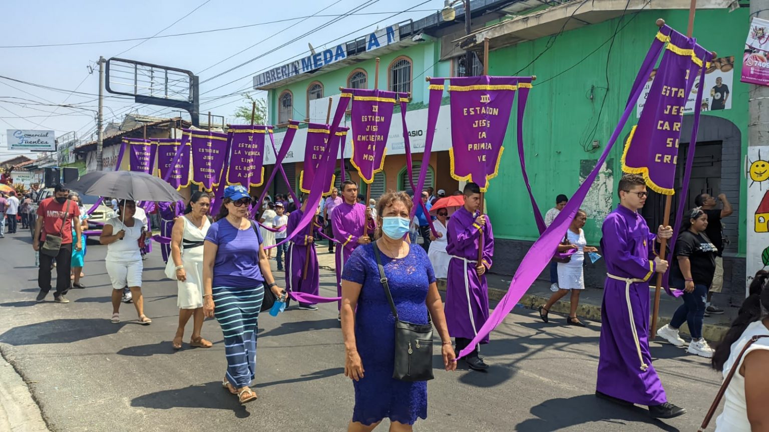 Católicos migueleños participan en el Vía Crucis por el centro de la ...