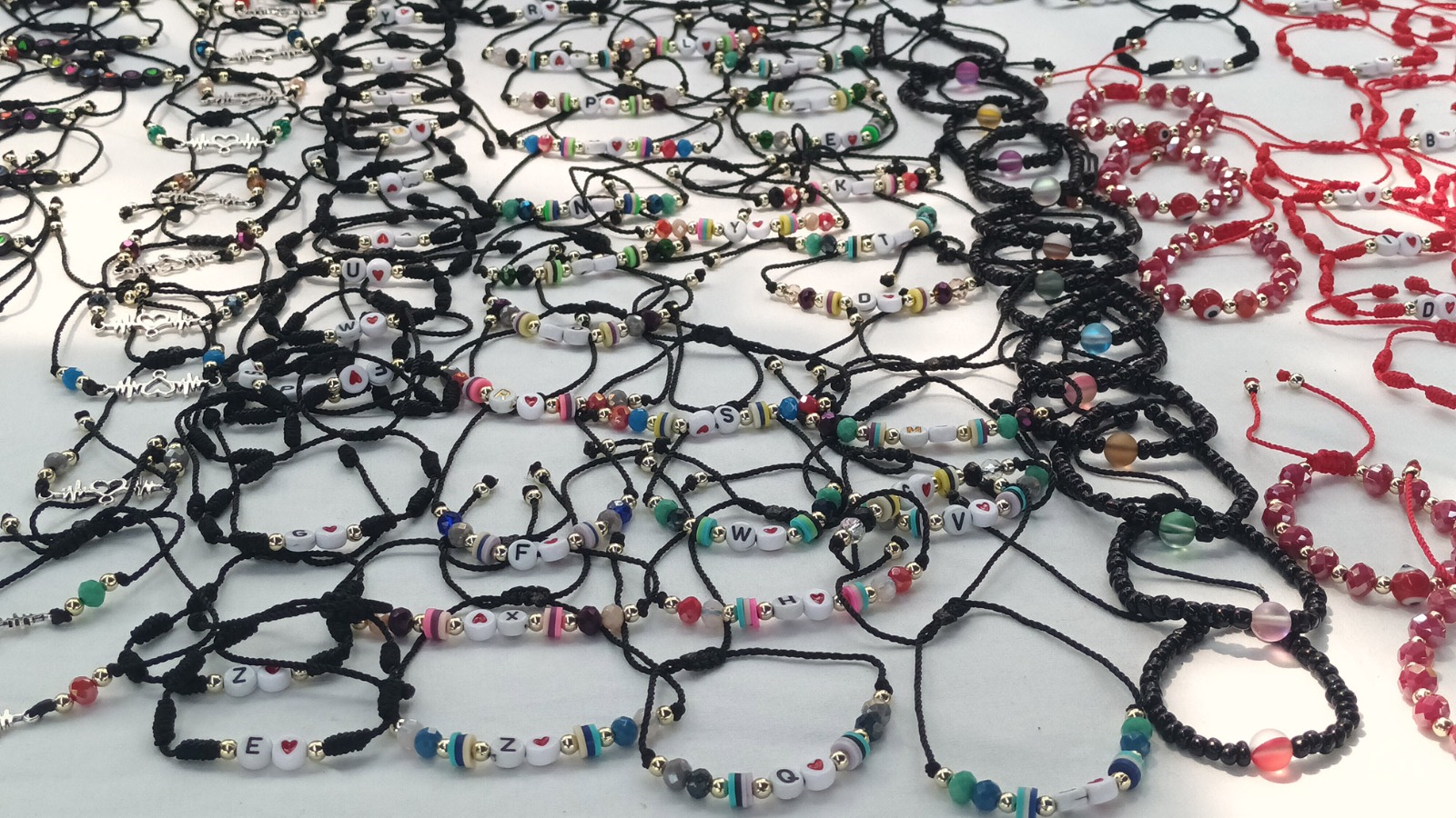 Hermanas elaboran pulseras artesanales en La Unión – Diario El Salvador