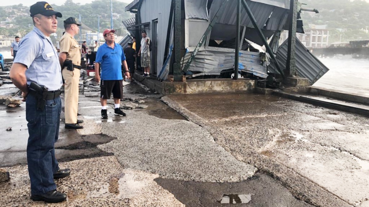 Fuerte oleaje causa daños en muelle del Puerto e inundaciones en ...