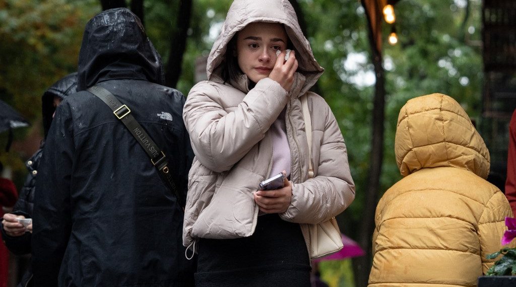 Los fans despiden a Mathew Perry en el rincón de «Friends» en Nueva ...