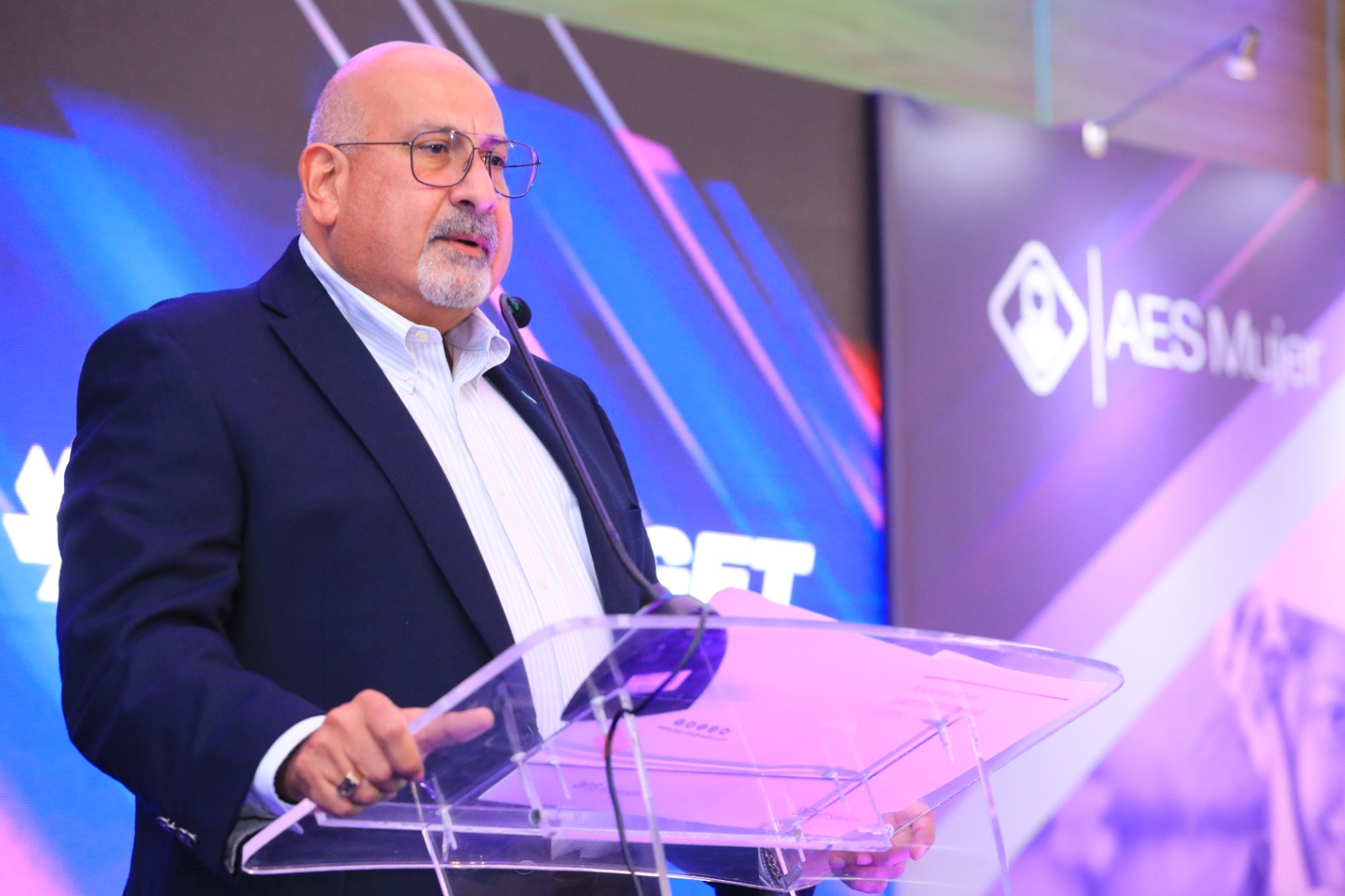 AES El Salvador y el ISDEMU gradúan a 116 mujeres electricistas ...