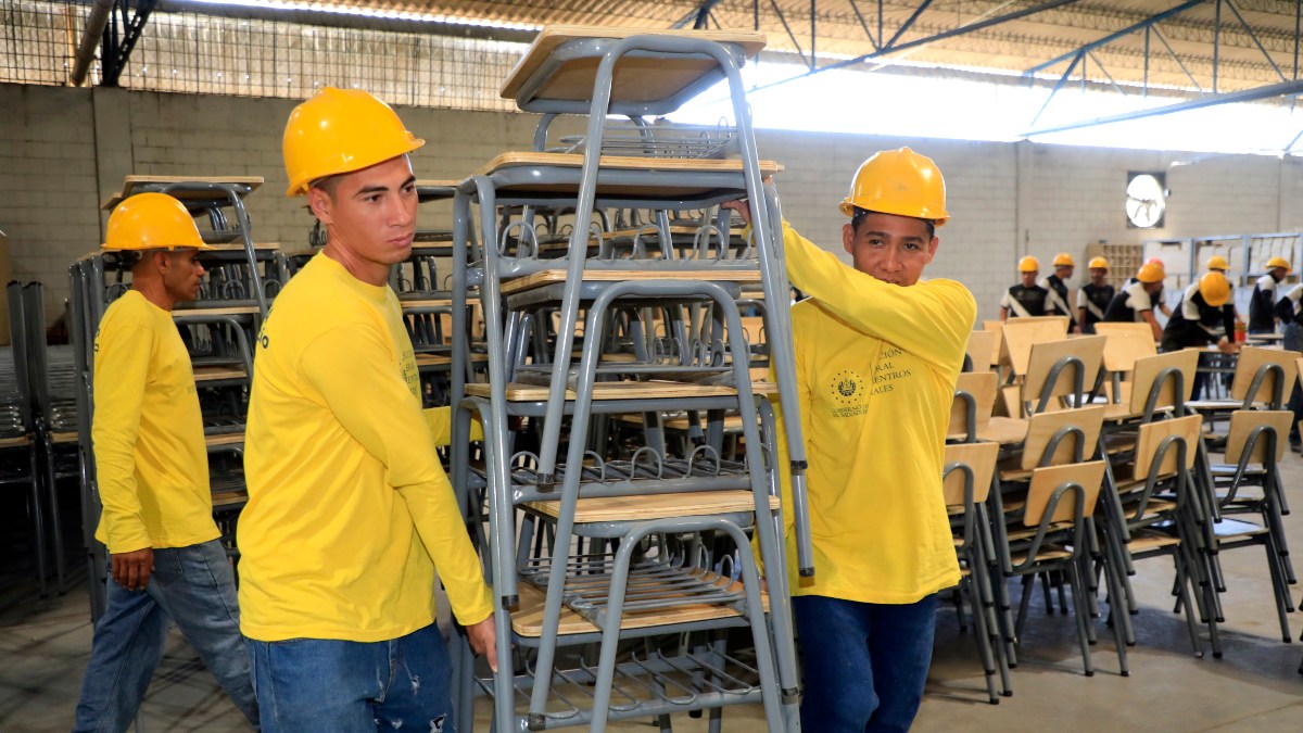 Reos en fase de confianza fabrican 500 pupitres diarios para las ...