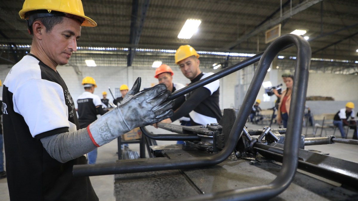 Reos en fase de confianza fabrican 500 pupitres diarios para las ...