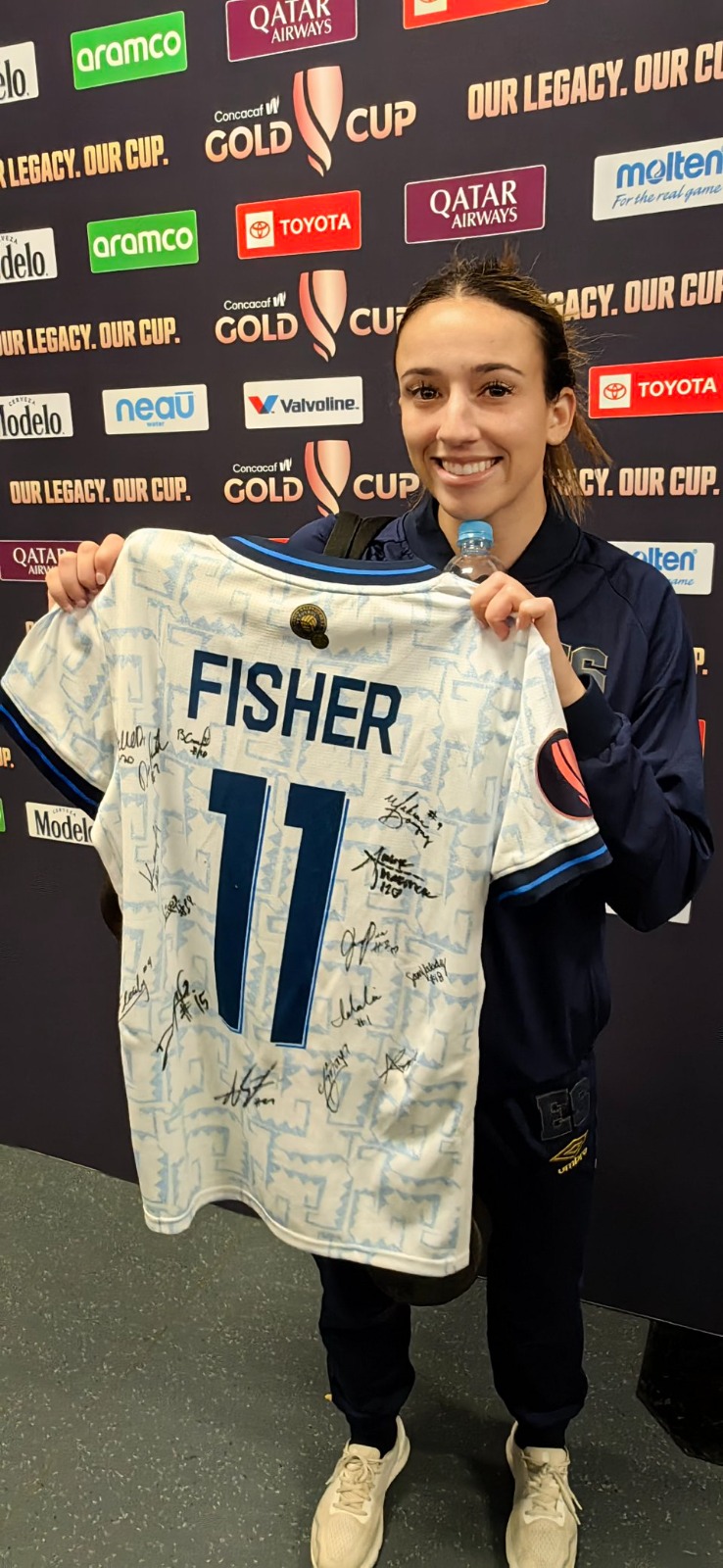 Samantha Fisher se llevó un tesoro a casa - Diario El Salvador