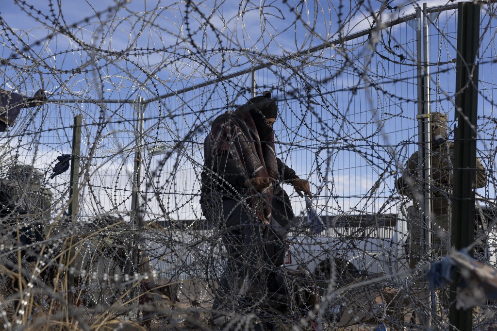 Procesan a migrantes por «amotinarse» en frontera en Texas - Diario El ...