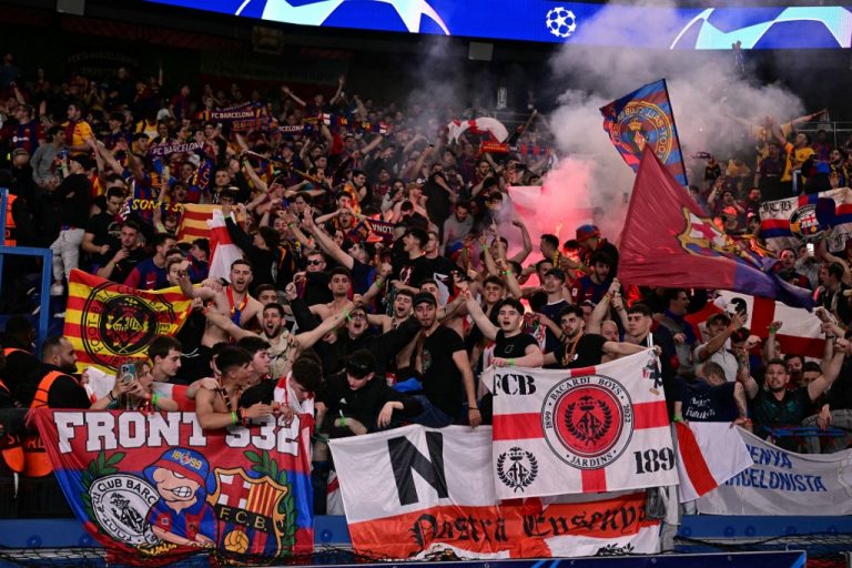 Detienen a dos hinchas durante el partido PSG-Barça por racismo y ...