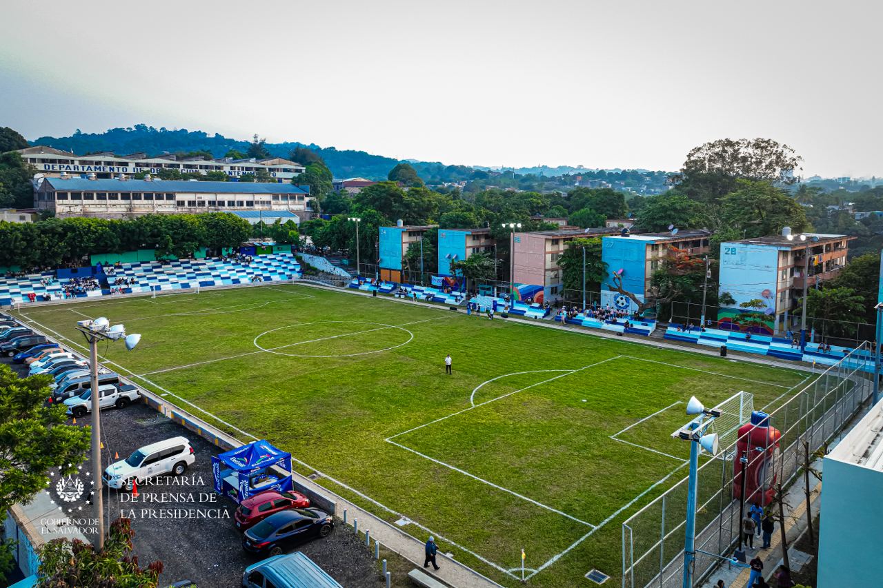 Gobierno entrega cancha renovada en colonia IVU – Diario El Salvador