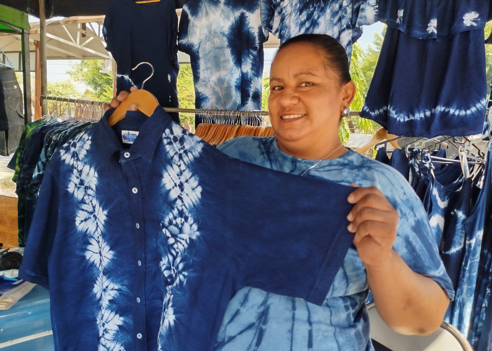 Gladis le apuesta a ser la referente en prendas de añil en La Paz ...