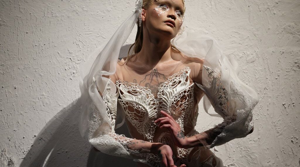 Dior invoca a las diosas del Olimpo, Iris Van Herpen a mariposas en una ...