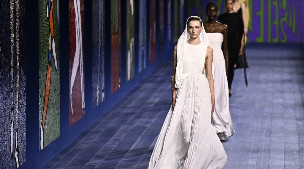 Dior invoca a las diosas del Olimpo, Iris Van Herpen a mariposas en una ...