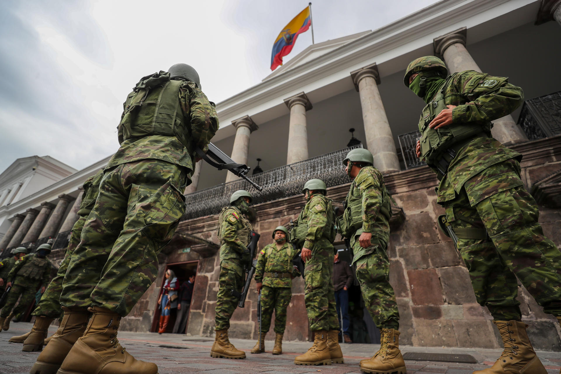Ecuador incorpora más de 950 nuevos soldados al Ejército para ...