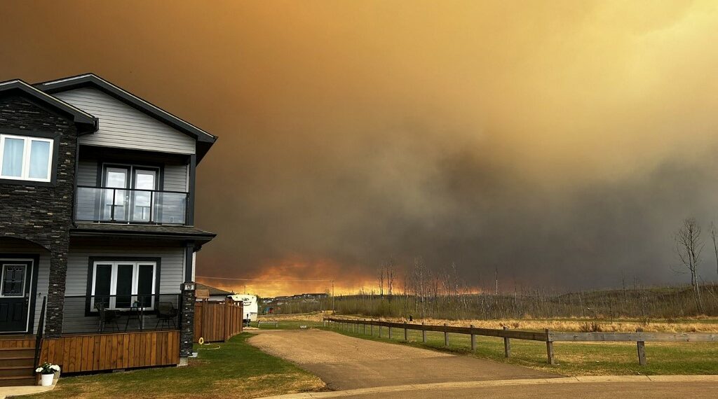 Evacuan a más de 9.000 personas en el noreste de Canadá por incendio ...