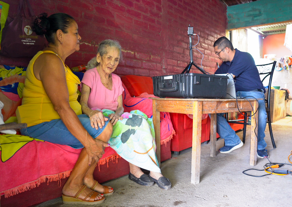 RNPN entrega DUI a domicilio a adultos mayores - Diario El Salvador