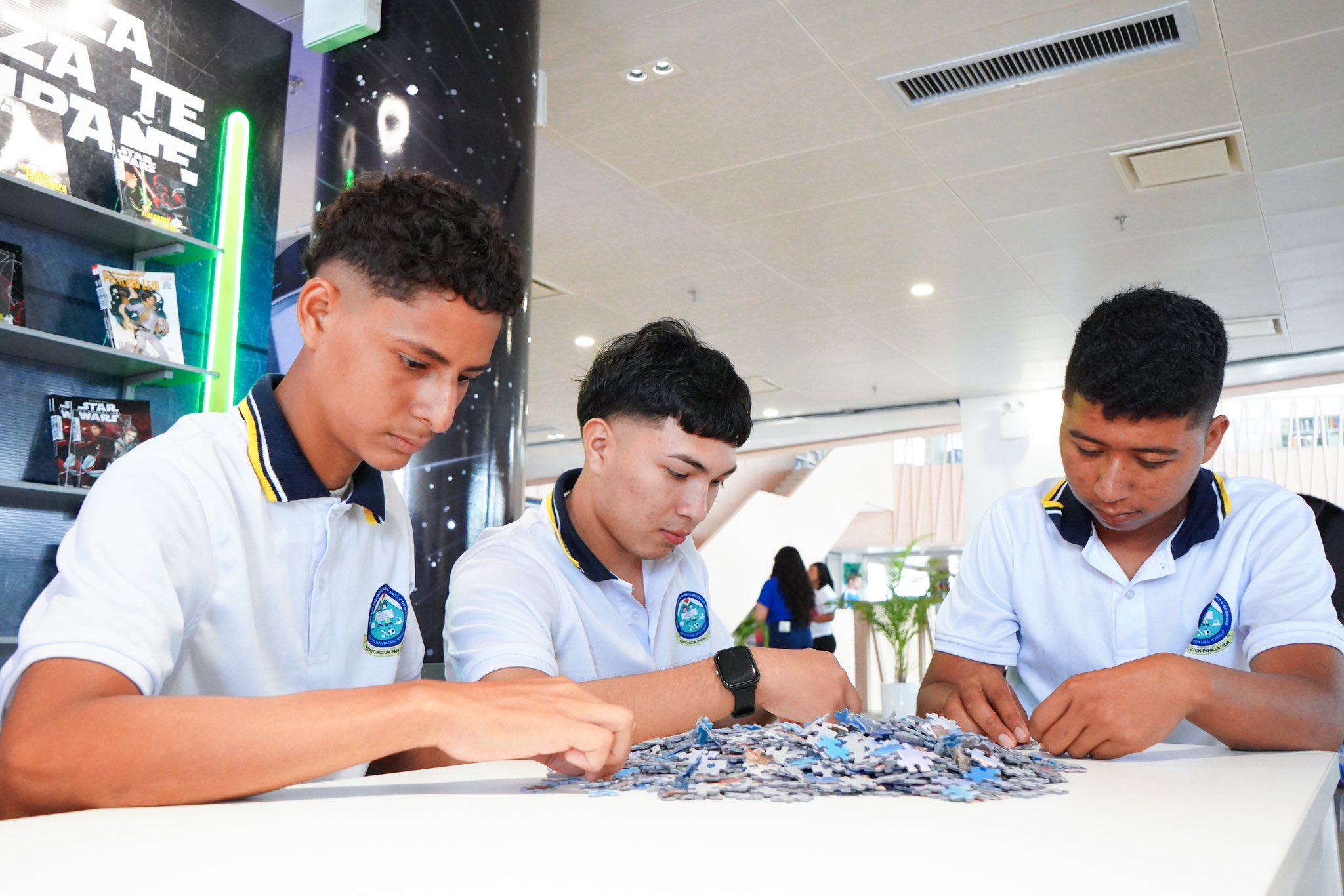 Estudiantes desarrollan sus habilidades en la Binaes - Diario El Salvador