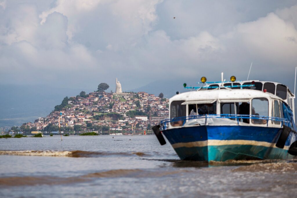 En México, rescatan al lago de Pátzcuaro con peces blancos y limpieza ...